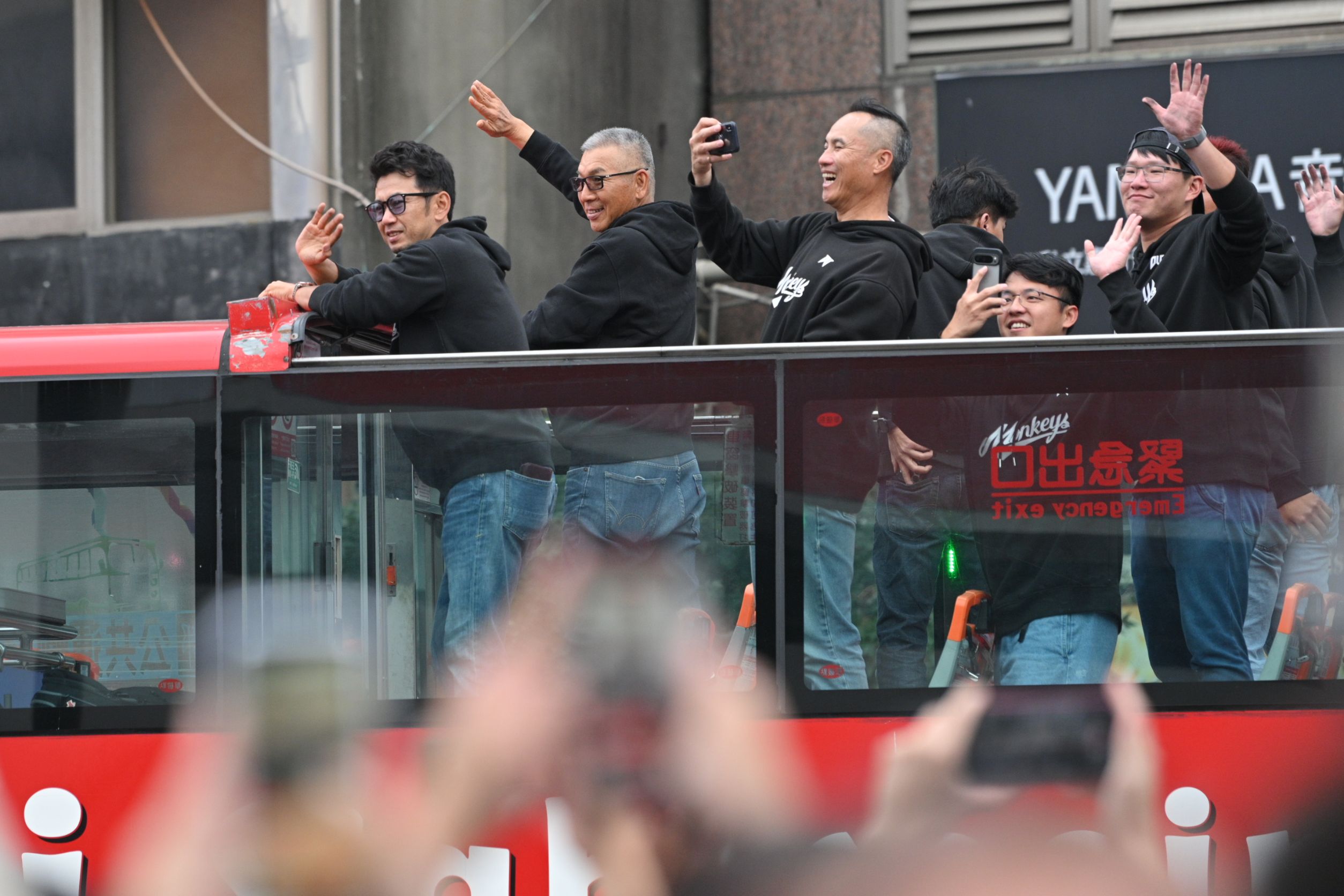 樂天桃猿》川岸強上次封王遊行已經快20年！ 執教4年感受到台灣「正確」的不同 - TSNA體育新聞團隊