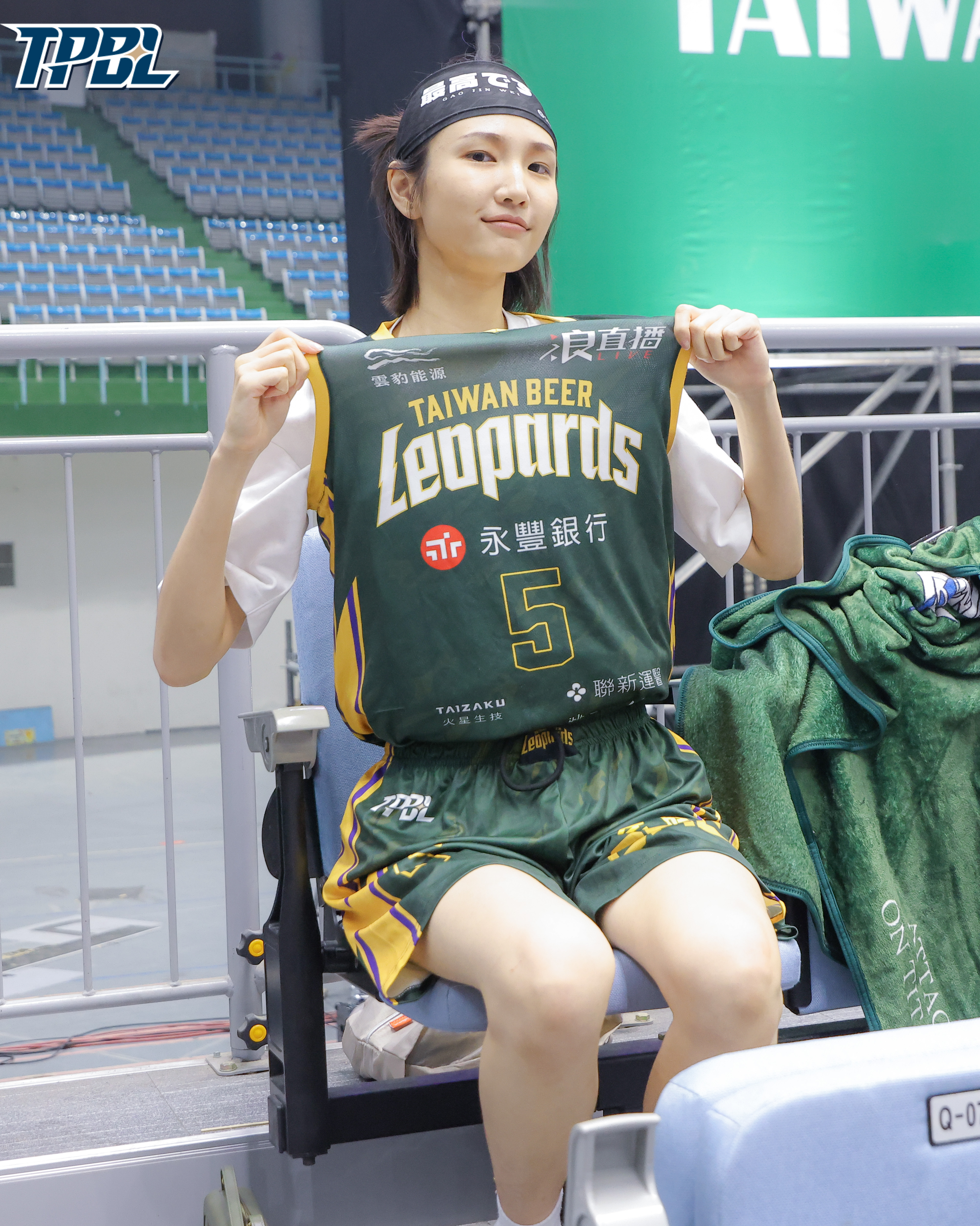 TPBL》女友化身「小高全套裝」玩遊戲還抱走獎品 高錦瑋幽默：別欺負小朋友 - TSNA體育新聞團隊